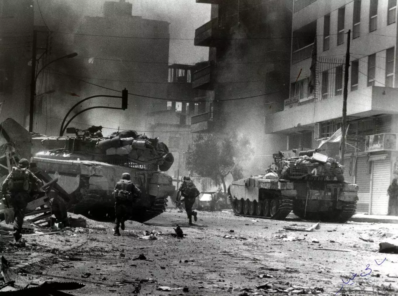 የእስራኤል ታንኮች Mercave MK1 ከተማ ውስጥ ውጊያ ይመራል. Beirut.1982g.
