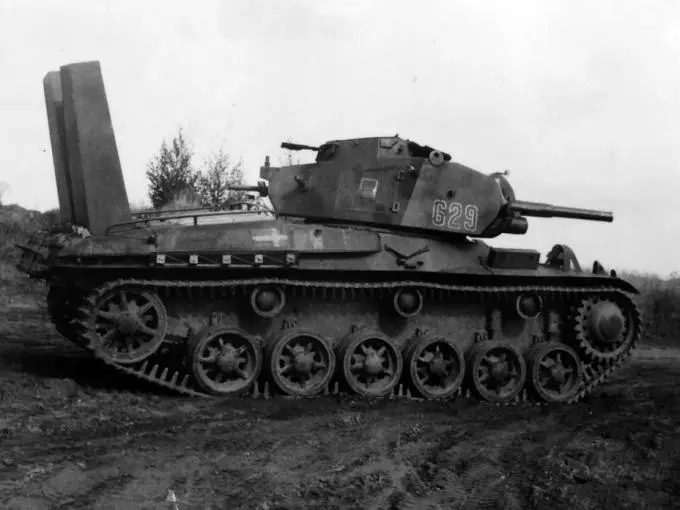 Strv m / 42 TH дар санҷишҳои системаи ронандагӣ дар зери об, тобистони соли 1950