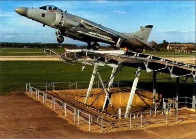 Зліт Sea Harrier FA.Mk 2s c тренувального трампліну бази Йовілтон (Yeovilton).