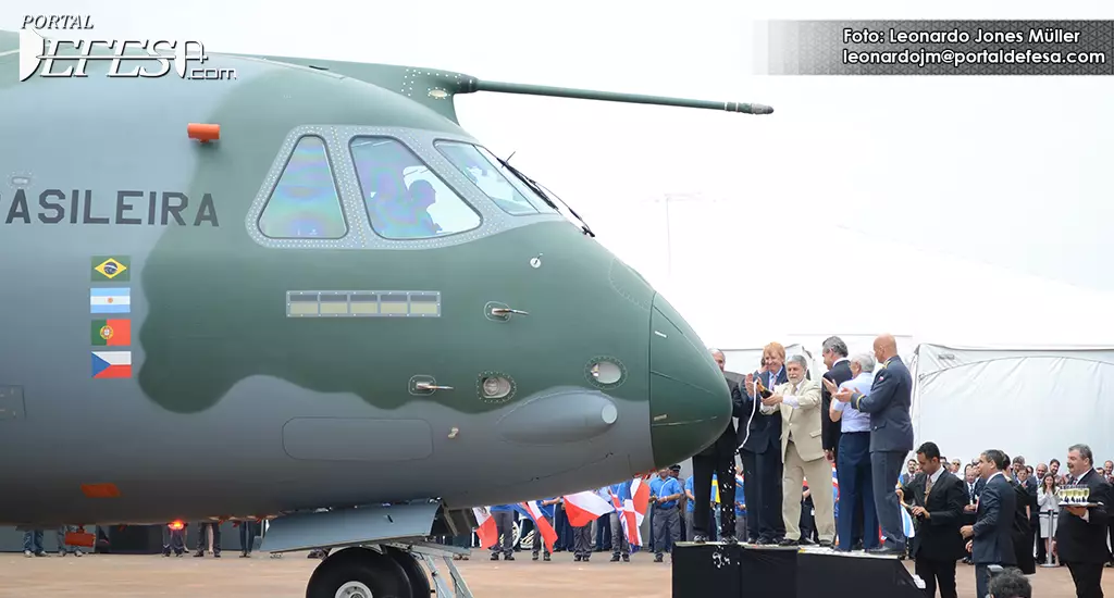 Pli forta ol Heraklo. Embraer lanĉis la unuan aviadilon KS-390