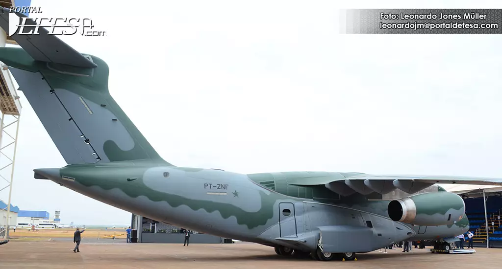 Pli forta ol Heraklo. Embraer lanĉis la unuan aviadilon KS-390