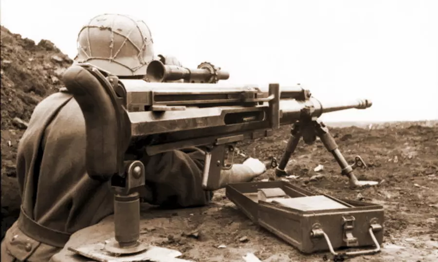 Fantryman Ġermaniż fuq il-pożizzjoni ma 'anti-tank xkubetta PZ.B. 41 (i)