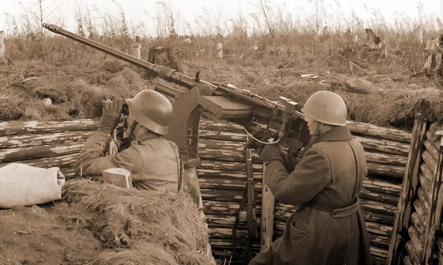 Soldados finlandeses coa pistola antitanque Solothurn S18-154. A imaxe ilustra o equipamento do exército finlandés cunha variedade de armas e equipos: un dos soldados leva un casco alemán M35 ou M40, o outro é un M40 finlandés, creado segundo o modelo sueco. Un rifle soviético autocargado SVT-40 está apoiado na parede da trincheira.