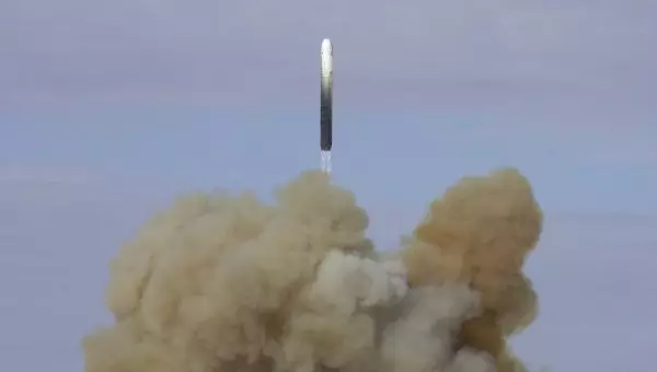 Nuklea ŝildo de la estonteco de Rusio - promesplena peza ICBM Sarmat (SS-X-30)