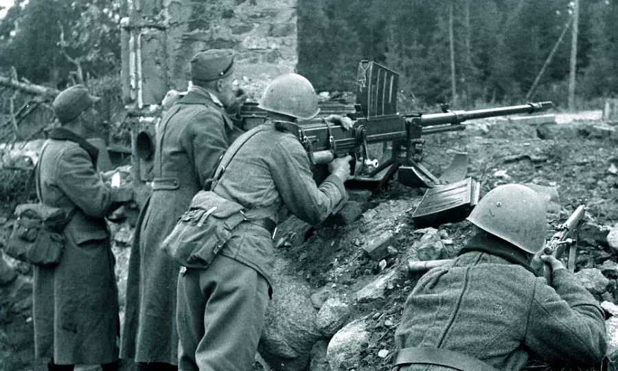 Pagkalkula ng L-39 anti-tank rifle sa laban malapit sa Vyborg, August 1941 (http://sa-kuva.fi)