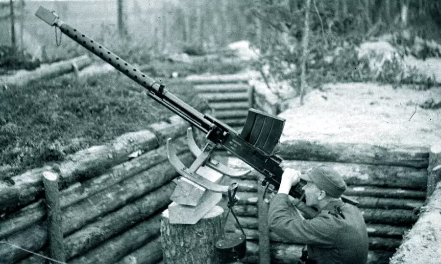 Rifle anti-rezervor L-39 pe o instalație anti-aeriene improvizată. ONAYOKI, iunie 1944 (http://sa-kuva.fi)