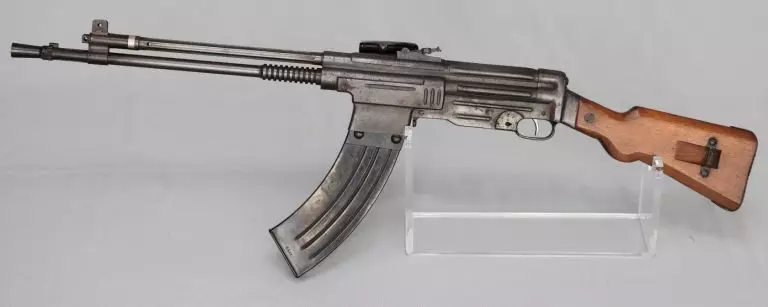 Calzada Bayo / Fusil Asalto CB-52, tute sen antaŭvojo