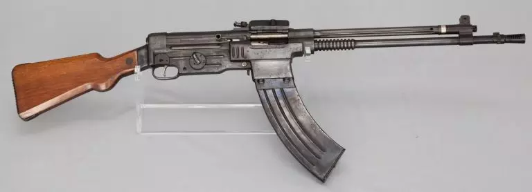 Pamje e Calzada Bayo / Fusil Asalto CB-51 e drejtë