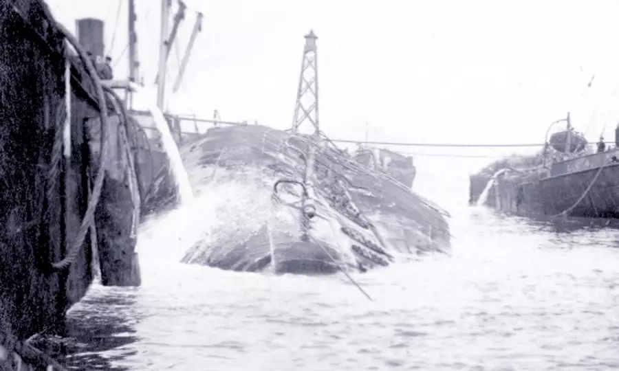 Gladton, sunken im Hafen von Dover. Der Rumpf des Schiffes, das den normalen Betrieb des Hafens verhinderte, der im Frühjahr von 1926 angehoben wurde und an einem tieferen Ort überflutete. Kaiserkriegsmuseen.