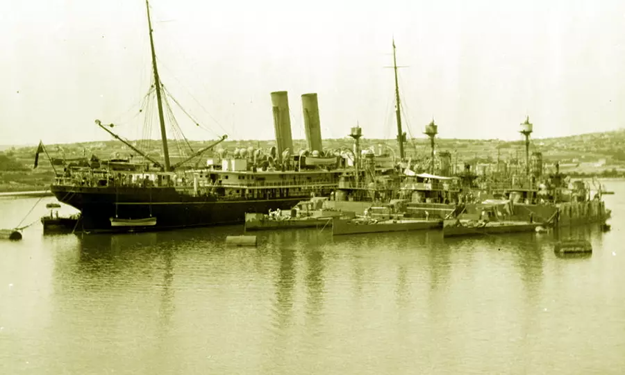 Trent Liner e monitor a Malta. Porto Lazaretto sull'isola di Manoel, aprile 1915. Da sinistra a destra: "Mercy", "Severn", "Humber" (https://www.iwm.org.uk)