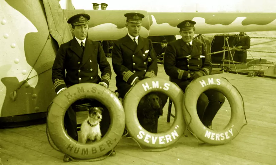 Commanders av ex-brasilianska bildskärmar, från vänster till höger: Commander Arthur Snagge (Arthur L. Snagge), Capiten Eric Fullerton (Eric JA Fullerton) och Lieutenant Commander Robert Wilson (Robert A. Wilson) mot bakgrund av nässtornet i North Monitor. Shirnes, Storbritannien, februari 1915 (https://www.iwm.org.uk)