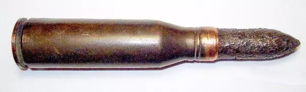 Tabancanın altında 20x110 mm Deneysel Zırh-Piercing Kartuşu AP-20 ARR. 1937