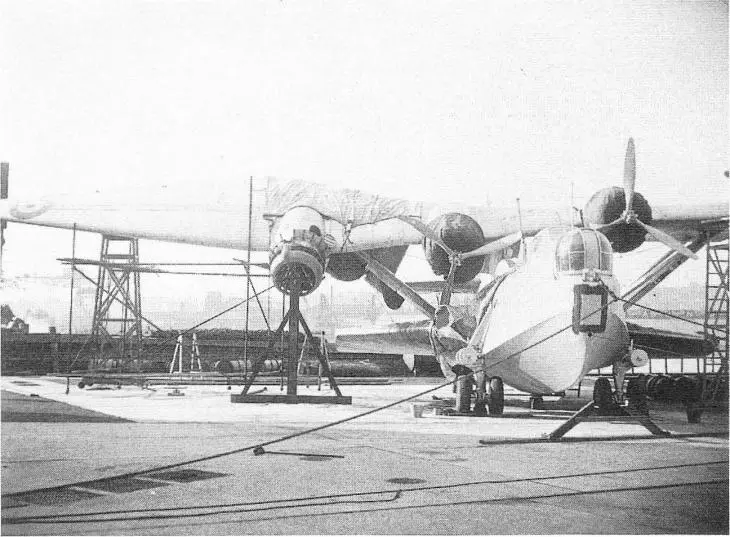 O experiente barco voador de patrulha Saunders-Roe A.33. Reino Unido