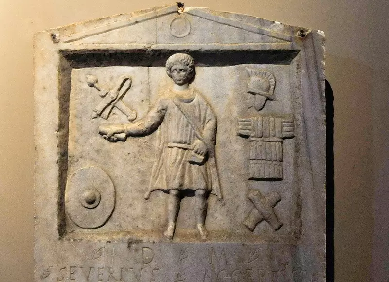 Stela Severia Active, ჯარისკაცი VIII აგვისტოს ლეგიონის. III საუკუნის დასასრული. განცხადობა არქეოლოგიური მუზეუმი, სტამბოლი