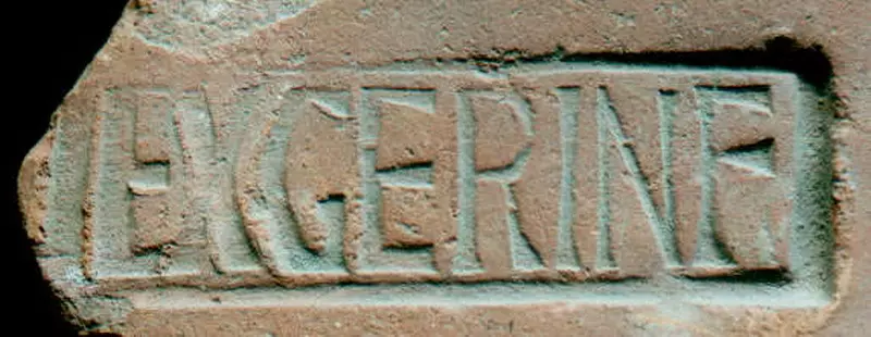Một con tem với dòng chữ EX (ERCITUS) GER (MANIAE) INF (ERIORIS), được đặt trên những viên gạch được làm trong các xưởng quân sự, được gọi là nhà máy. Những người lính bình thường được thuê làm công nhân ở đây. Nhiều nghìn phát hiện cho thấy một nền sản xuất quân sự rộng rãi