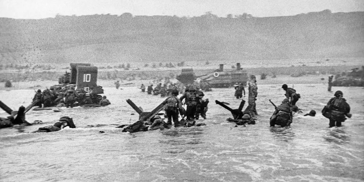 Soldati del 16° reggimento, 1a divisione di fanteria degli Stati Uniti sbarcano a Omaha Beach