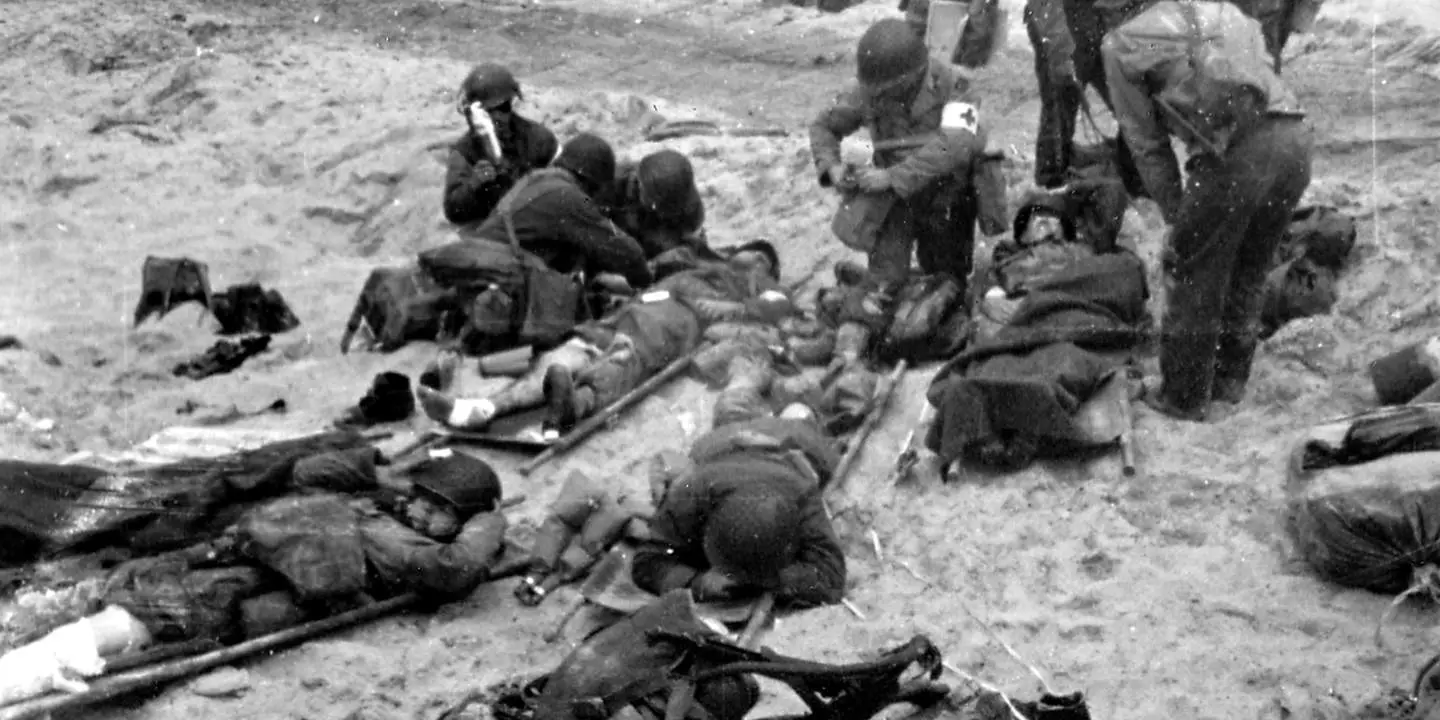 Quân y của Sư đoàn 4 Bộ binh Mỹ hỗ trợ những người bị thương trong cuộc đổ bộ lên Bãi biển Utah