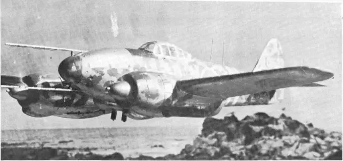 Ubundi buryo bw'inararibonye butwara bushingiye kuri dive bomber / torpedo bomber Kawanishi D5K2 Sori. Ubuyapani