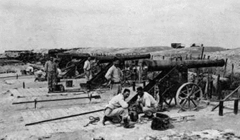 Battery 138-mm kuzingirwa bunduki de reckphy.