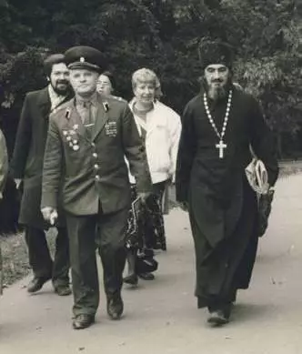 Kisah satu paparan kepada jeneral Putih, ketua Cossack, von Pannwitz dari Jerman di All Saints Church.