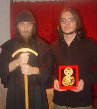 Kisah satu paparan kepada jeneral Putih, ketua Cossack, von Pannwitz dari Jerman di All Saints Church.