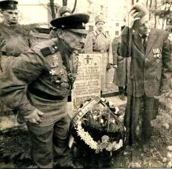 Kisah satu paparan kepada jeneral Putih, ketua Cossack, von Pannwitz dari Jerman di All Saints Church.