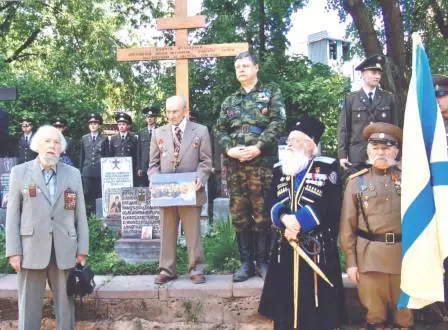 Berättelsen om en platta Till de vita generalerna, kosackhövdingar, tysken von Pannwitz vid All Saints Church.