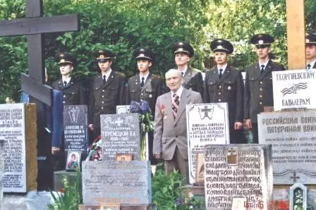 Lauza baten istorioa Zuri jeneralei, buruzagi kosakoei, von Pannwitz alemaniarrari Santu Guztien Elizan.