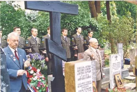 Berättelsen om en platta Till de vita generalerna, kosackhövdingar, tysken von Pannwitz vid All Saints Church.