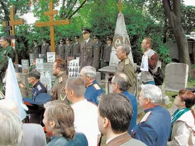 A historia dunha lousa Para os xenerais brancos, xefes cosacos, o alemán von Pannwitz na Igrexa de Todos os Santos.