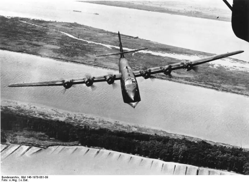 6-מאָטאָר פליענדיק באָוץ מיט אַ סטאַרטינג וואָג פון אַרויף צו 50 טאָנס BV-222. די ערקראַפט איז יקוויפּט מיט Jumo-207C מיטל-הייך ענדזשאַנז.