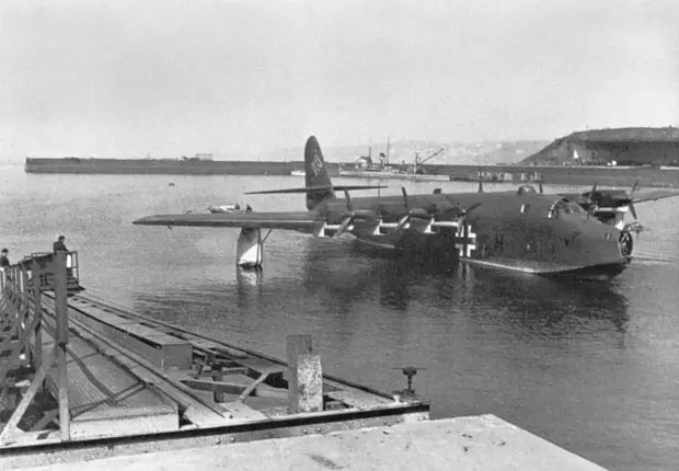 6-מאָטאָר פליענדיק באָוץ מיט אַ סטאַרטינג וואָג פון אַרויף צו 50 טאָנס BV-222. די ערקראַפט איז יקוויפּט מיט Jumo-207C מיטל-הייך ענדזשאַנז.