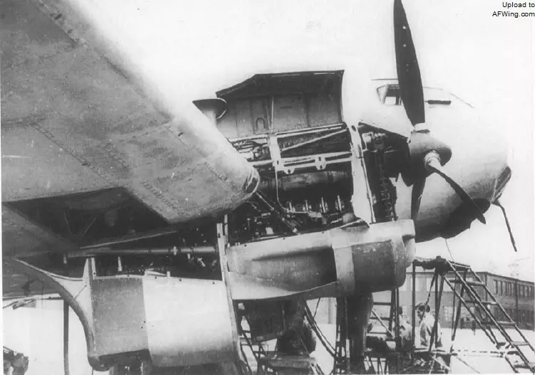 Augstkalnu izlūkošanas / bumbvedēja Ju-86P prototips elektrostaciju apkopes laikā.