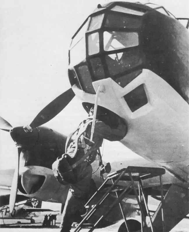 דער פּילאָט קליימז אין די קאַקפּיט פון די Ju-86P הויך-הייך ריקאַנאַסאַנס ערקראַפט.