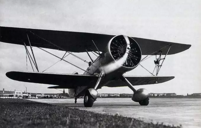 Germaniyada sinovdan o'tgan. Jangchi va sho'ng'in bombardimoni Curtiss Hawk II