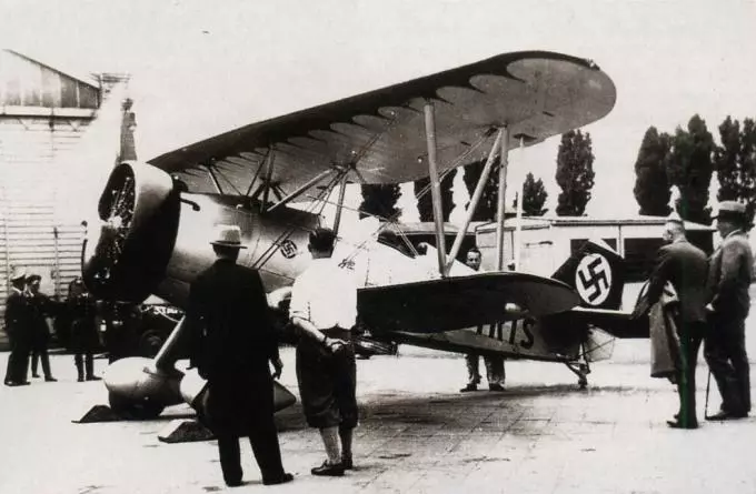 Germaniyada sinovdan o'tgan. Jangchi va sho'ng'in bombardimoni Curtiss Hawk II