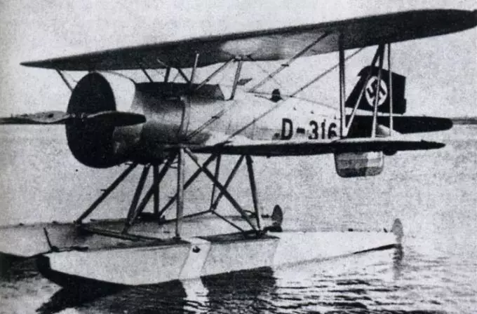 Almaniyada sınaqdan keçirilib. Qırıcı və dalğıc bombardmançısı Curtiss Hawk II