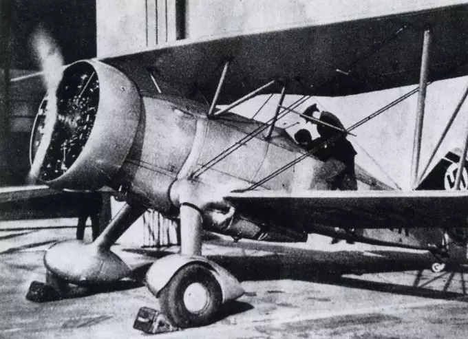 Almaniyada sınaqdan keçirilib. Döyüşçü və dalğıc bombardmançısı Curtiss Hawk II