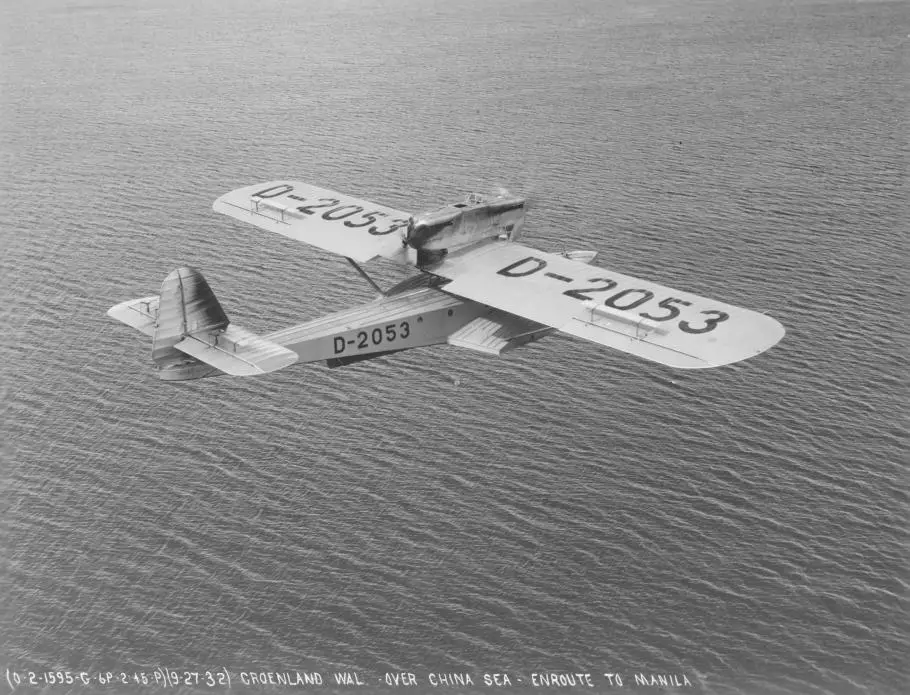 pada bulan Julai-November 1932, Wolfgang von Gronau membuat penerbangan bulat-dunia. Gambar ini diambil oleh anggota Kor Tentera Udara AS pada bulan September ketika Wolfgang von Grönau Dornier D.2053 Grönlandwal menghampiri Manila.