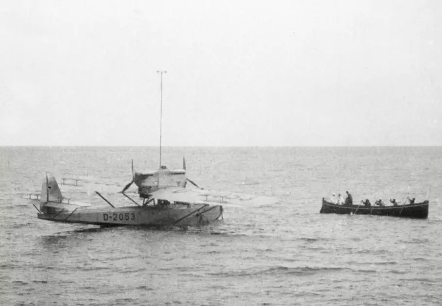 De fleanboat fan Wolfgang von Gronau wie foarsjoen fan in hege radiomast mei in wyngenerator, dy't bedoeld wie om berjochten te ferstjoeren nei in splashdown. De oanwêzigens fan 'e radiomast spile in beslissende rol doe't von Gronau yn' e Yndyske Oseaan moast lânje nei in lek fan koelmiddel. De iepen see drige it fleantúch te sinkjen, mar in Britske stoomboat sleepte de bemanning nei feiligens