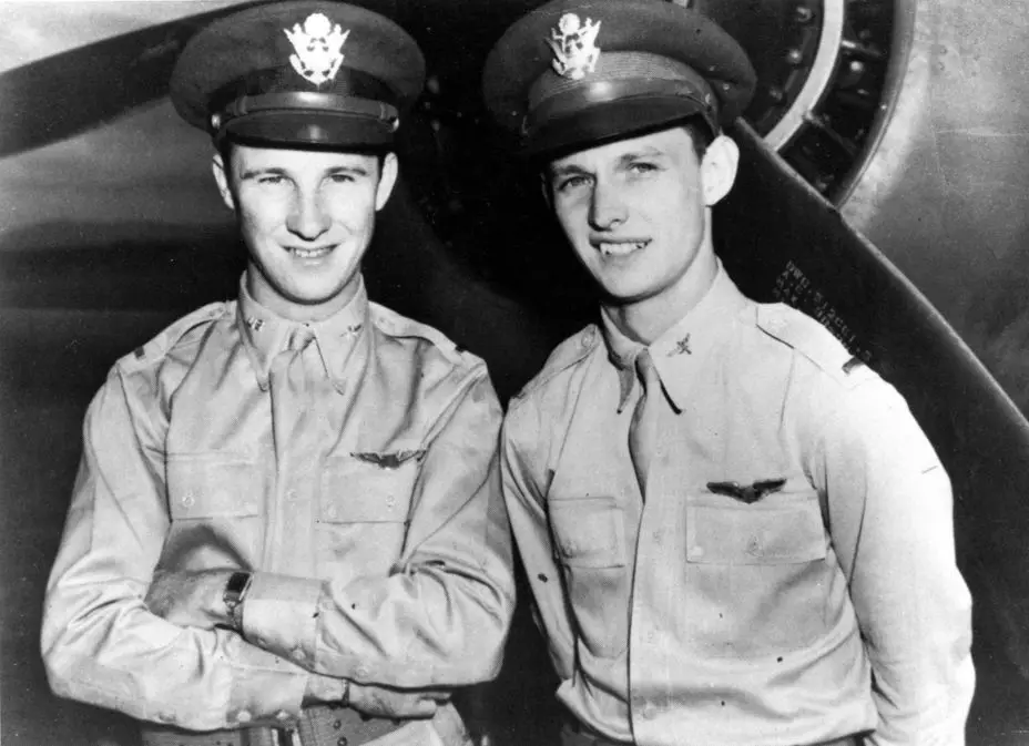 Kenneth Taylor y George Welch en 1942 (www.wikipedia.org)