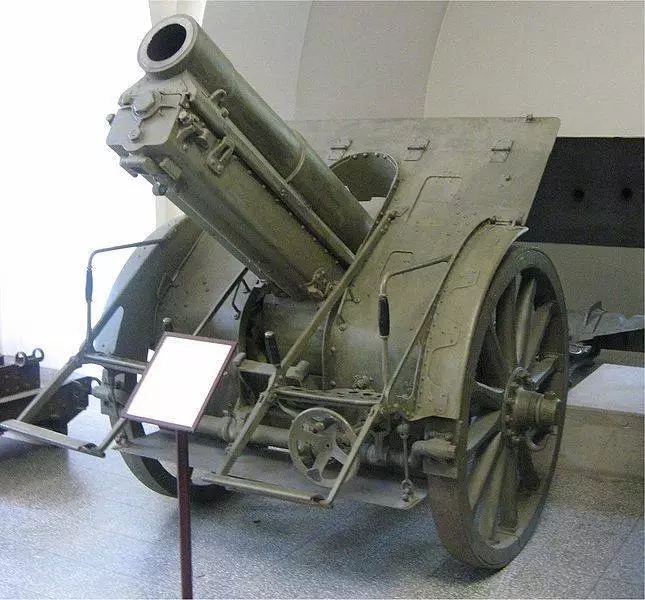 Gaubita M 14 ve Vídni Vojenské muzeum. Věnujte pozornost sedadlu před štítem - během března obsadili dvě čísla výpočtu