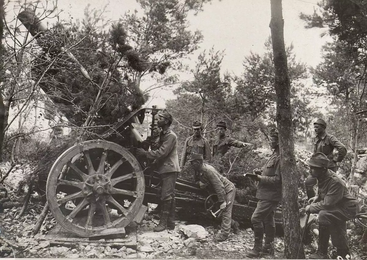 Par Gaubitis M 14, ierobežojošā leņķis pacēlums bija 43 °. Fotogrāfijā - ieroči valsts nostājas stāvoklī, 1917. gada augusts