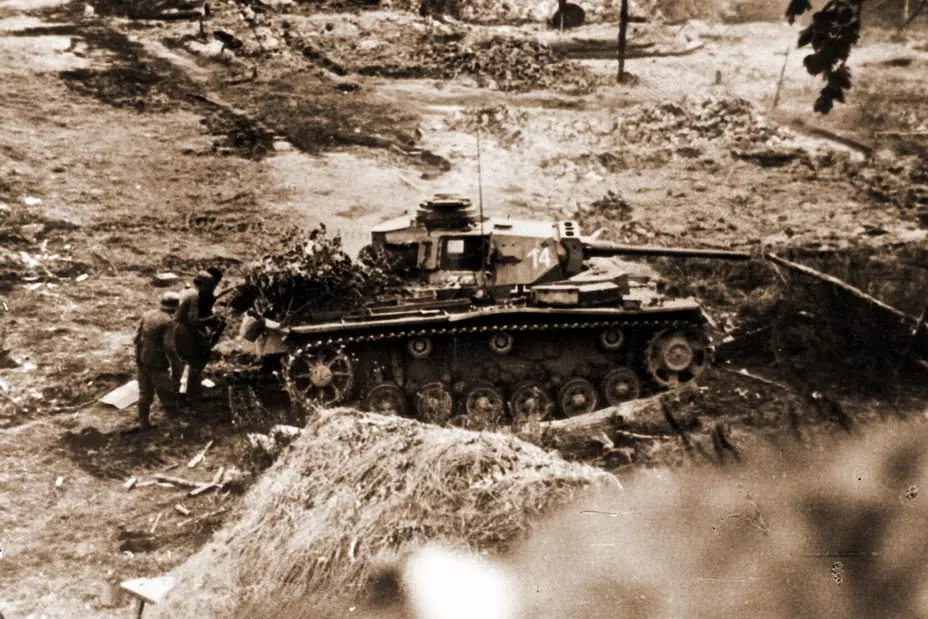 ဂျာမန်တင့်ကား Pz.Kpfw.III Ausf ၁၉၄၂ ခုနှစ်နွေရာသီတွင်ကိုရင်လေးရွာ၌တိုက်ပွဲများဖြစ်ပွားခဲ့သည်