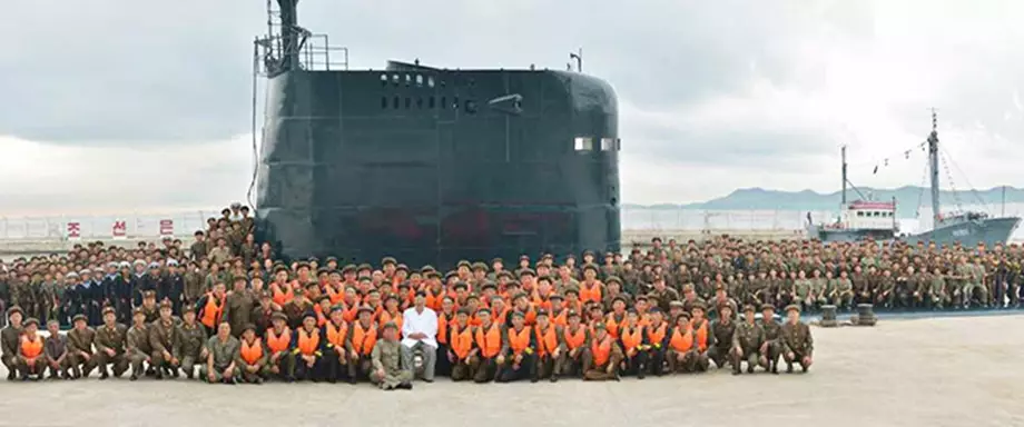 L'equipaggio del tipo sottomarino "Cipo" prima di lasciare il mare per il test