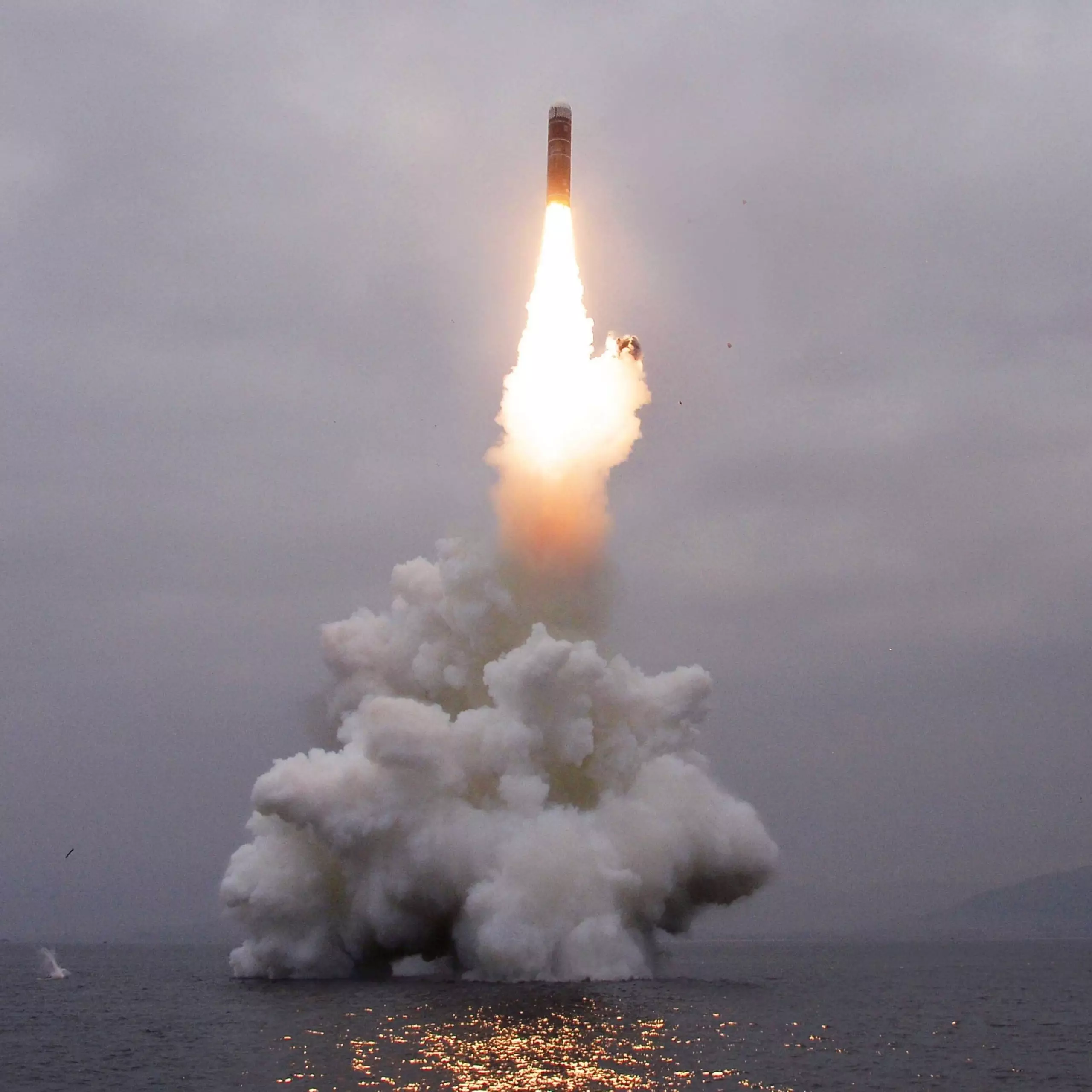 Balistinės raketų pradžia su korėjiečių povandenine poveržle
