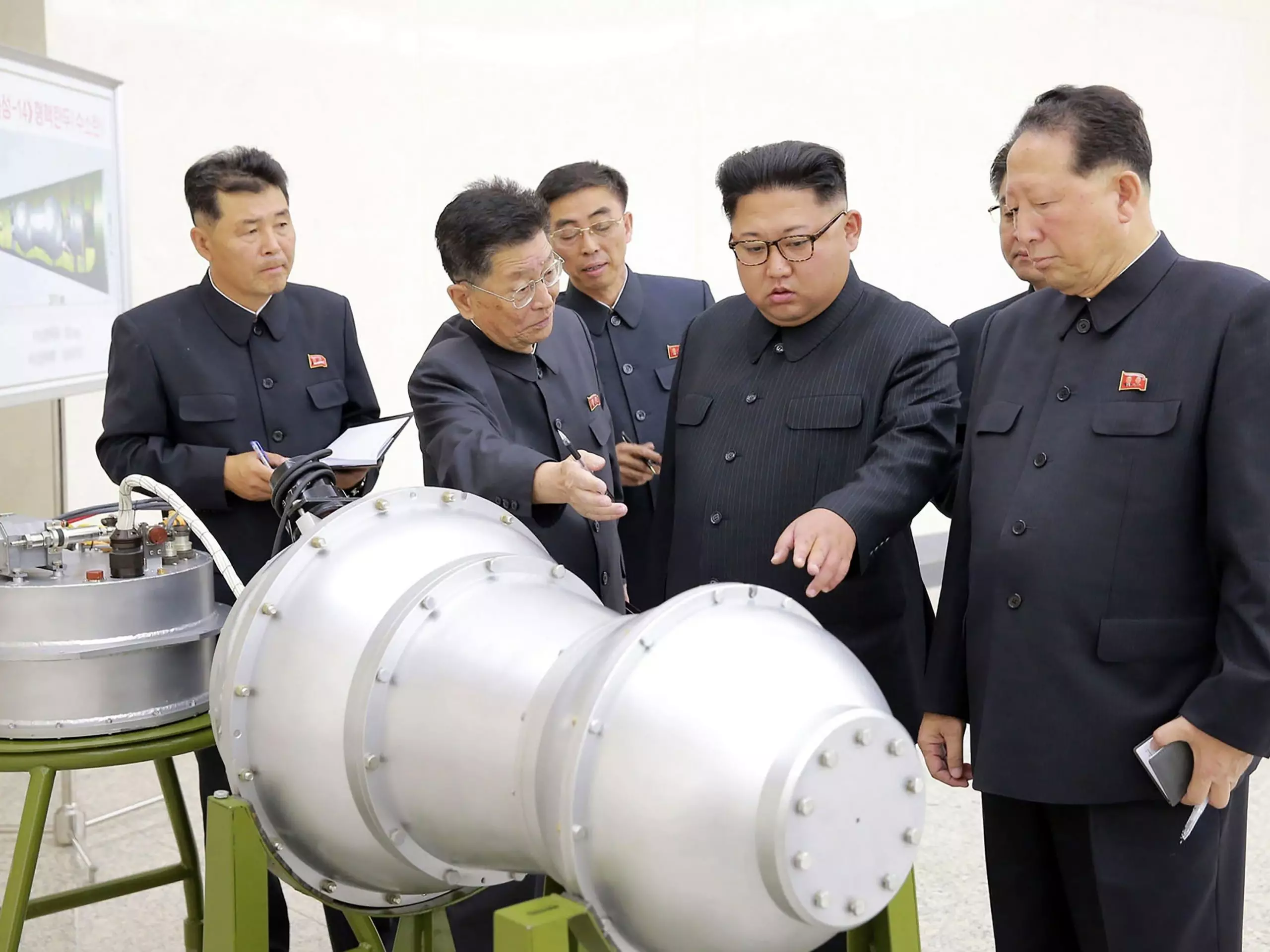Кім Чен Ин оглядає експериментальну ядерну боєголовку
