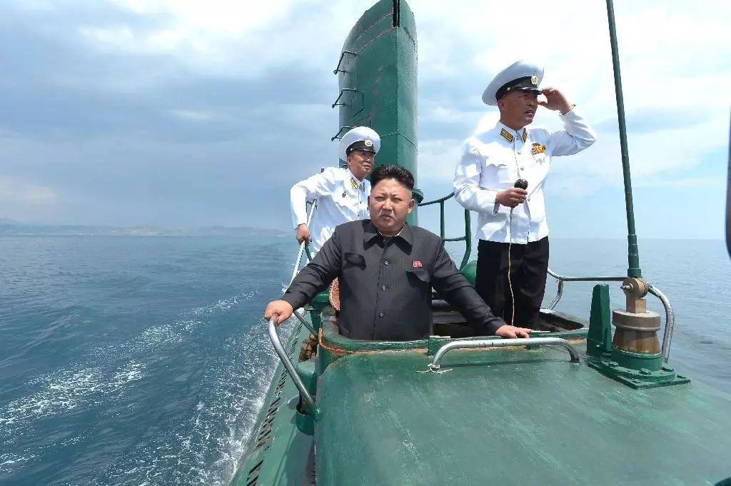 Ηγέτης του DPRK Kim Chen Yun στο φράχτη του λάχανου του υποβρυχίου PR.633