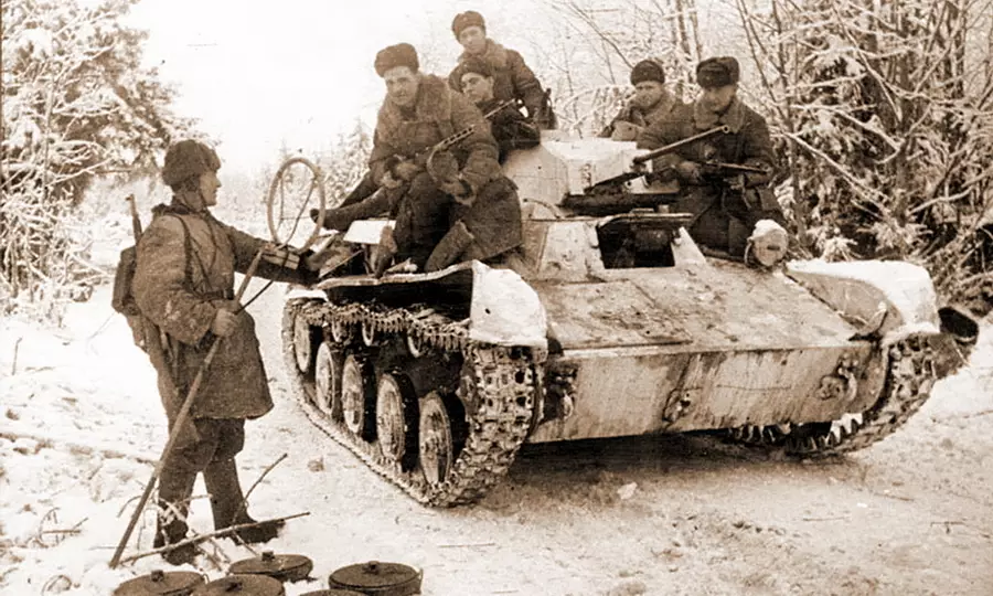 Tanque leve T-60 com uma torre de pouso passando por um sapador, tiroteio alemão anti-tank minas