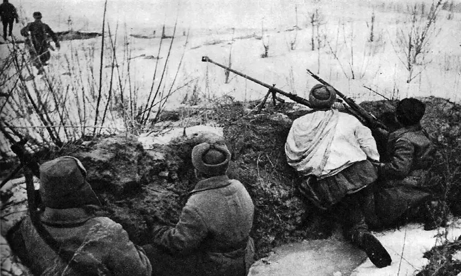 Les combattants soviétiques attendent l'attaque d'un adversaire, mars 1943